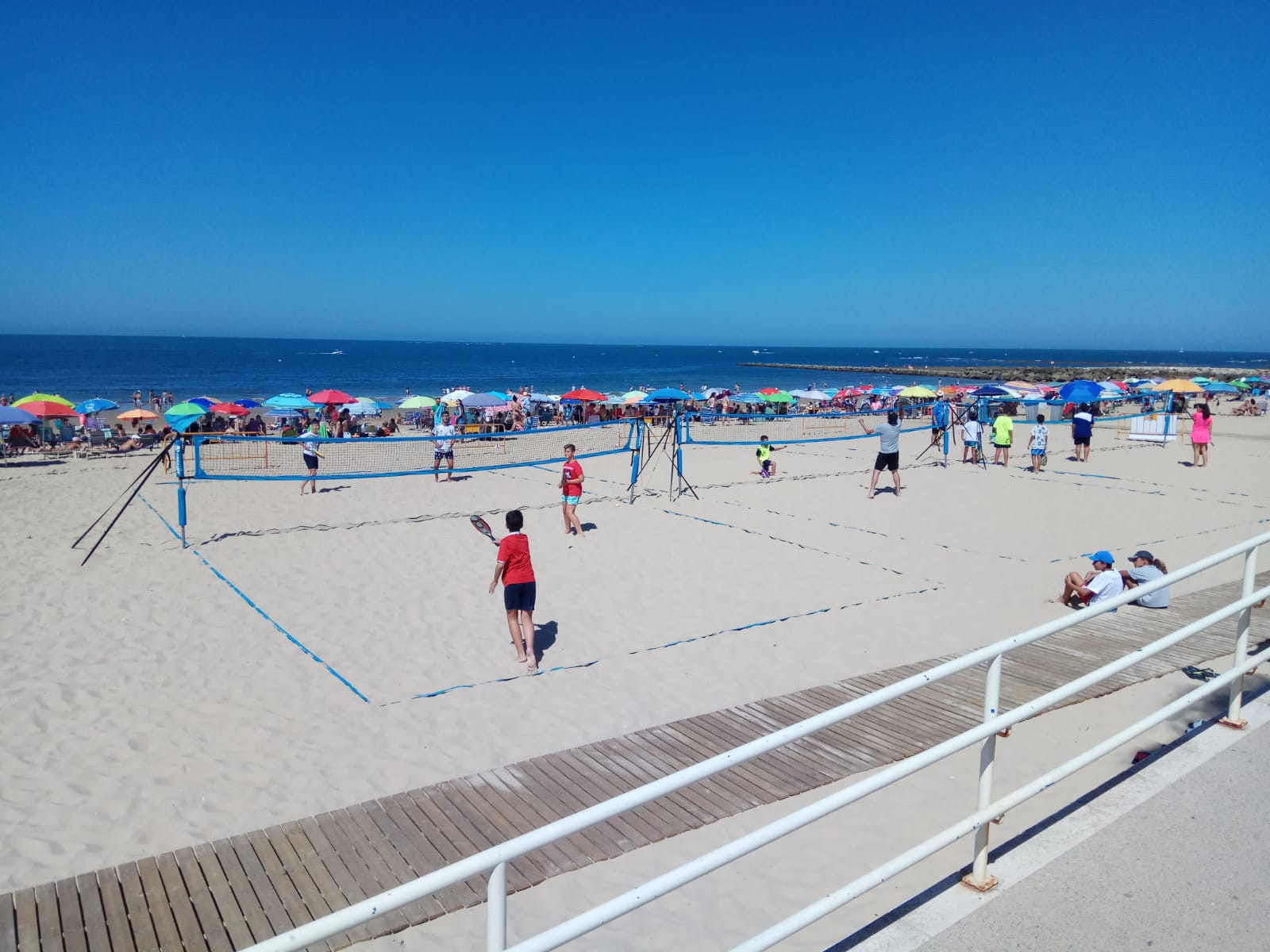 Un centenar de jugadores participan hasta el domingo en el Torneo Beach ...