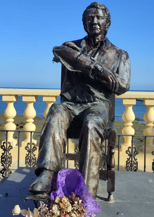 La escultura de Manolo Sanlúcar víctima del vandalismo en Chipiona ...