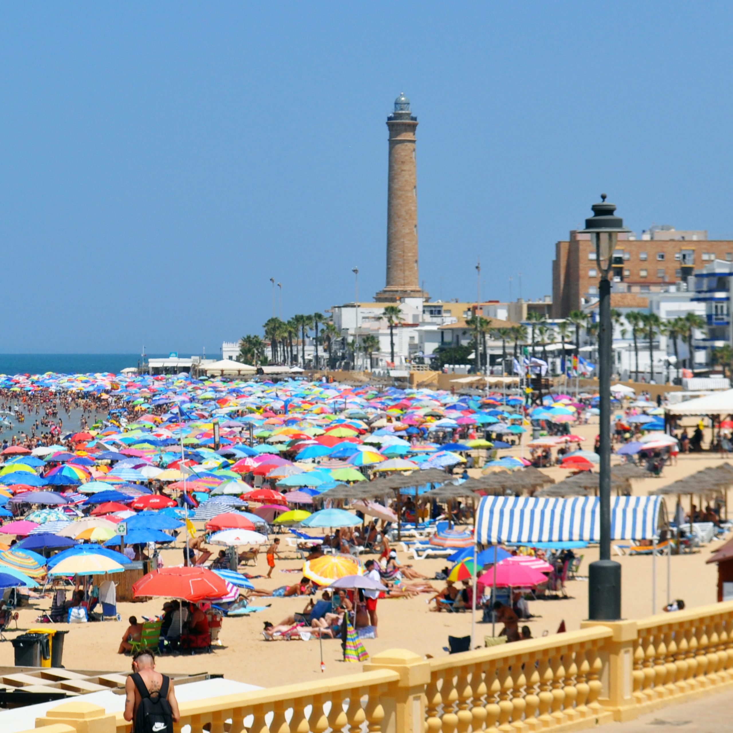 La ola de calor llenó las playas de Andalucía y de Chipiona, con los ...