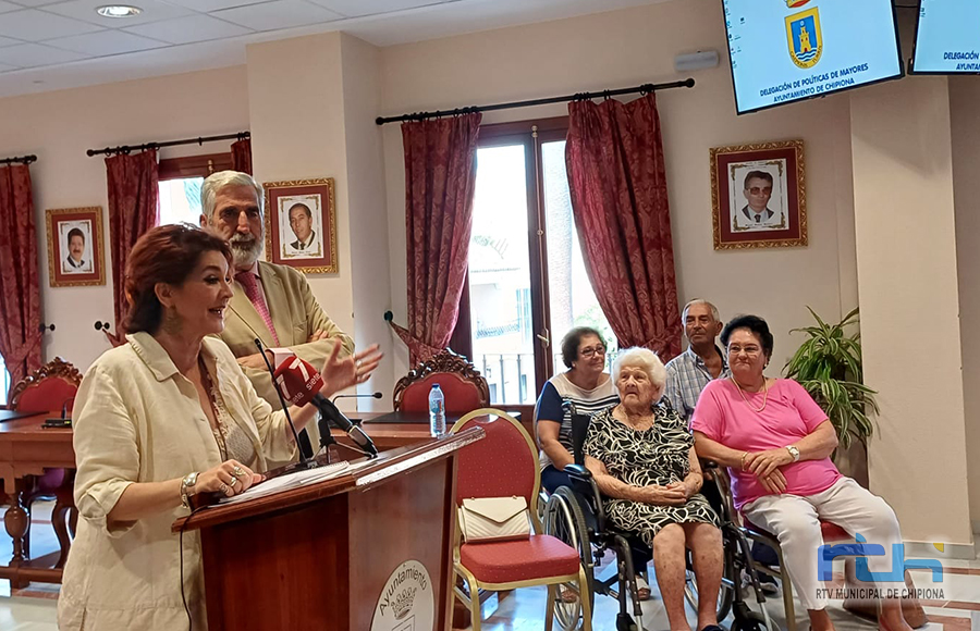 Mercedes Reyes González recibió ayer su homenaje como la mujer de más ...